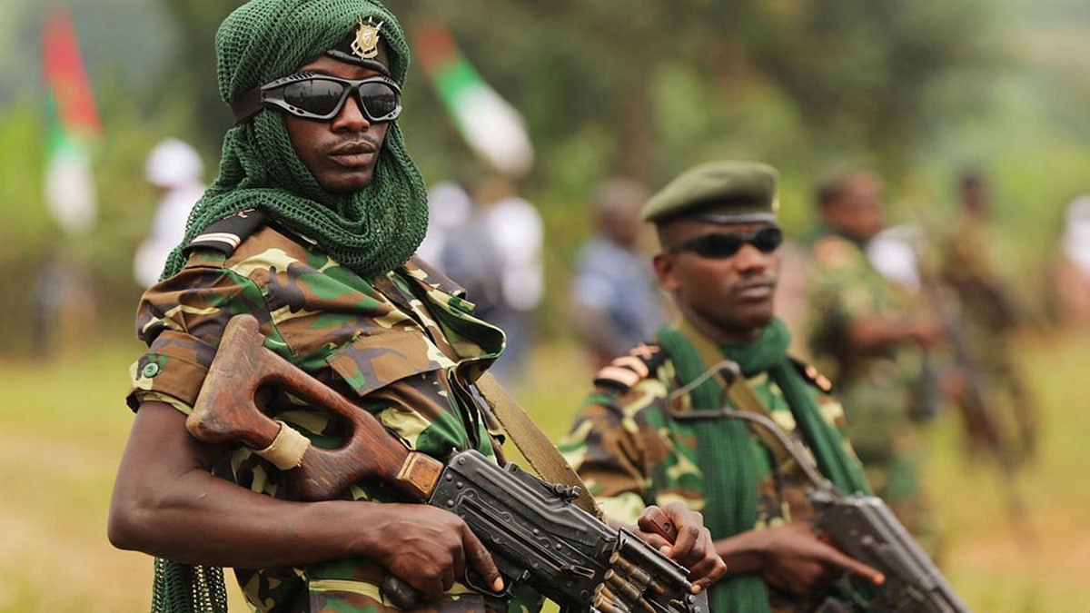 Congo army soldiers publicly whipped by Burundian troops, a clown show ...